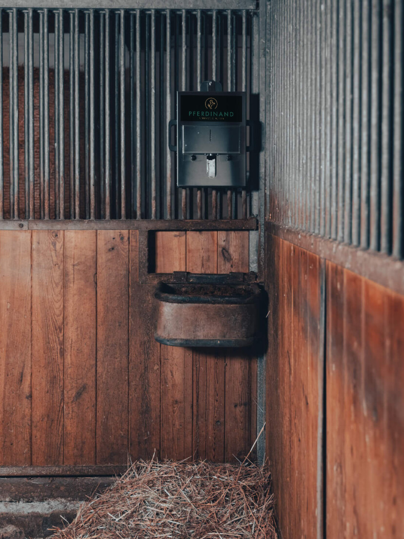 Pferdinand Futterautomat | Akkubetriebene Pferdefütterung